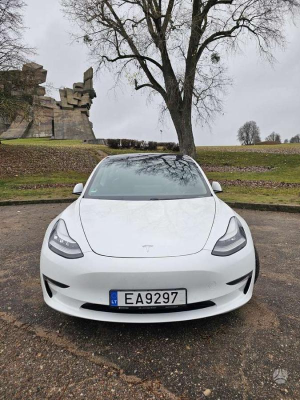 White Tesla Model 3 2021 in Kaunas, with an engine capacity of 0.00 L and mileage of 134 thousand km for 24399 €, photo 4 on AUTOMOTO.COM.LV