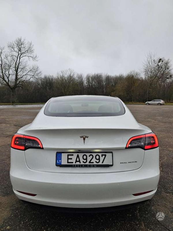 White Tesla Model 3 2021 in Kaunas, with an engine capacity of 0.00 L and mileage of 134 thousand km for 24399 €, photo 7 on AUTOMOTO.COM.LV