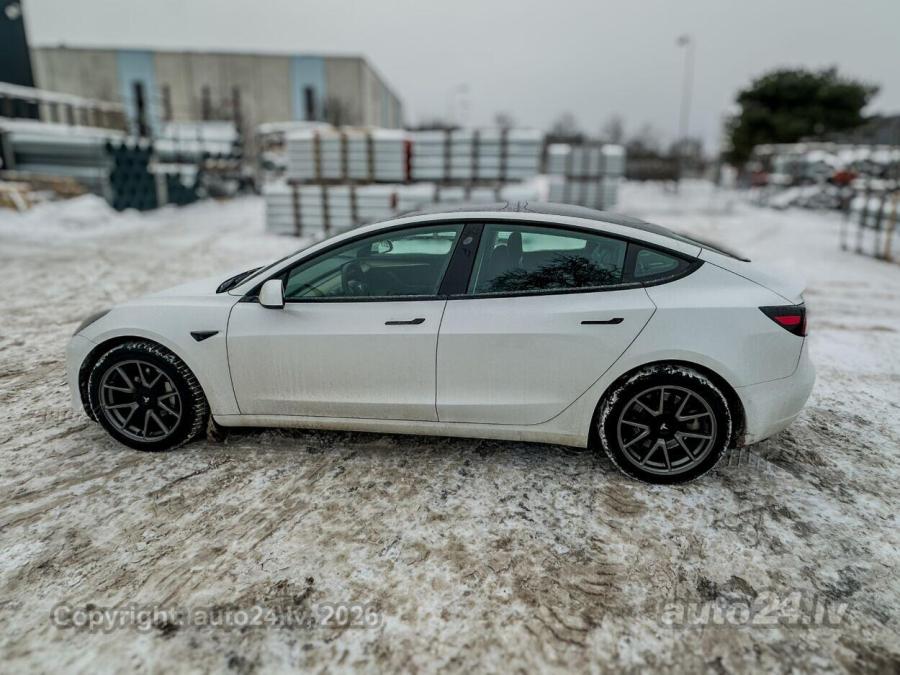 White Tesla Model 3 2021 in Tallinn, with an engine capacity of 0.00 L and mileage of 89 thousand km for 27490 €, photo 1 on AUTOMOTO.COM.LV