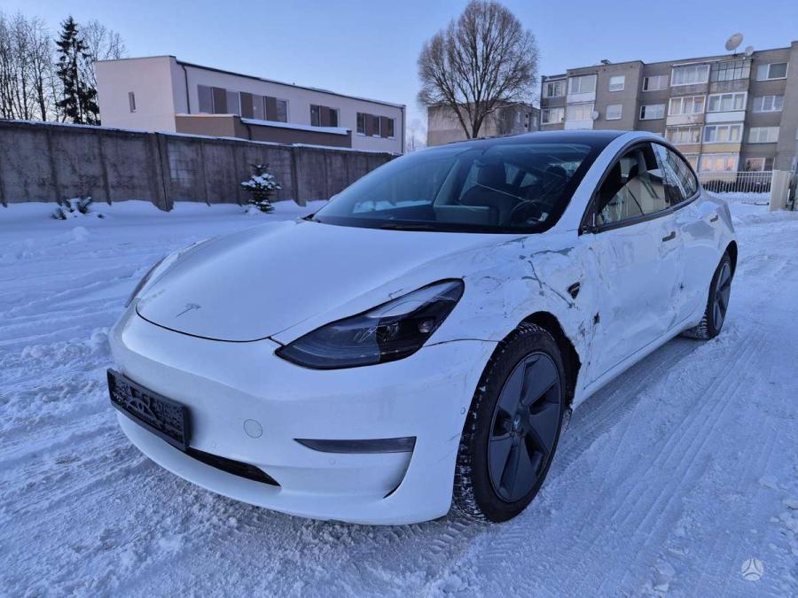 Balts Tesla Model 3 2021 Mažeikiai, ar dzinēja tilpumu 0.00 L un nobraukumu 152 tūkst. km par 14900 €, foto 1 vietnē AUTOMOTO.COM.LV