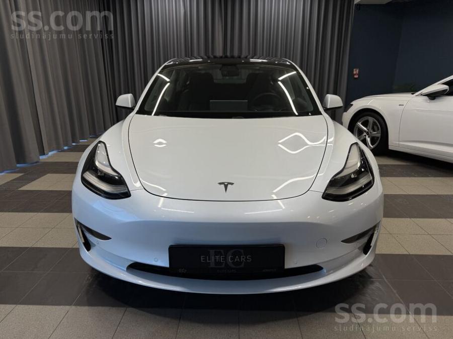 White Tesla Model 3 2021 in Riga, with an engine capacity of 0.00 L and mileage of 115 thousand km for 24990 €, photo 2 on AUTOMOTO.COM.LV