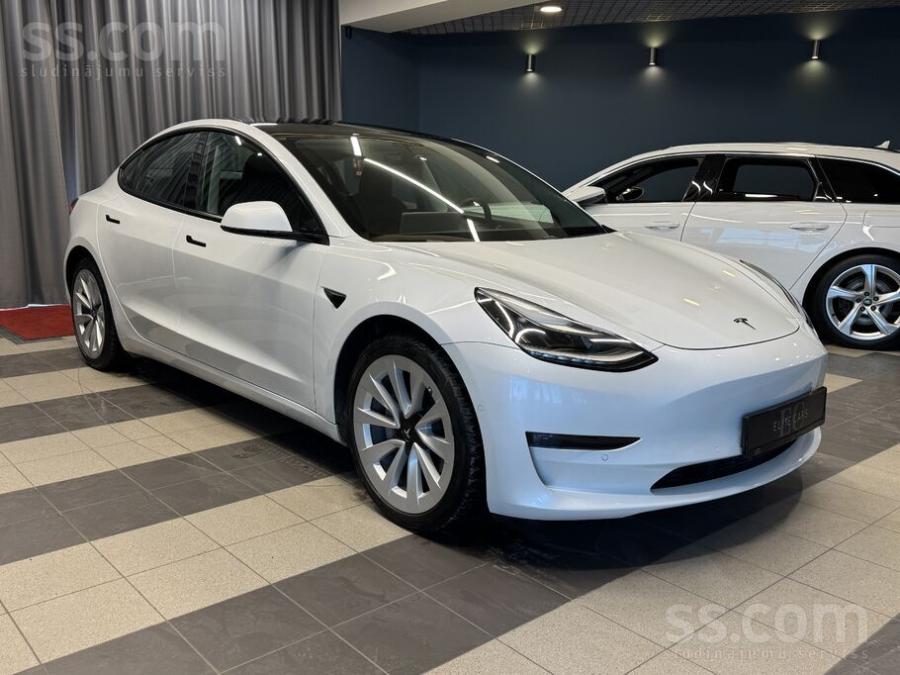 White Tesla Model 3 2021 in Riga, with an engine capacity of 0.00 L and mileage of 115 thousand km for 24990 €, photo 3 on AUTOMOTO.COM.LV
