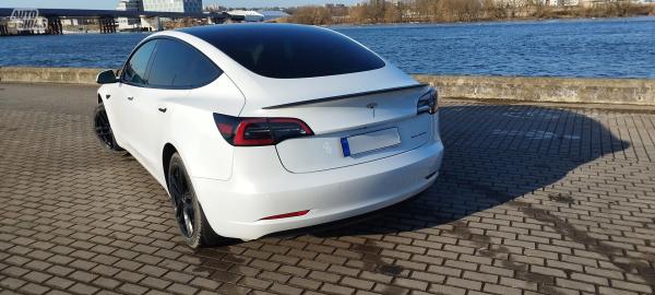 Balts Tesla Model 3 2021 Kauņa, ar dzinēja tilpumu 0.00 L un nobraukumu 106 tūkst. km par 20990 €, foto 8 vietnē AUTOMOTO.COM.LV