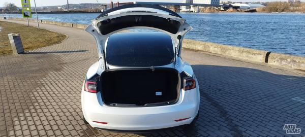 White Tesla Model 3 2021 in Kaunas, with an engine capacity of 0.00 L and mileage of 106 thousand km for 20990 €, photo 9 on AUTOMOTO.COM.LV