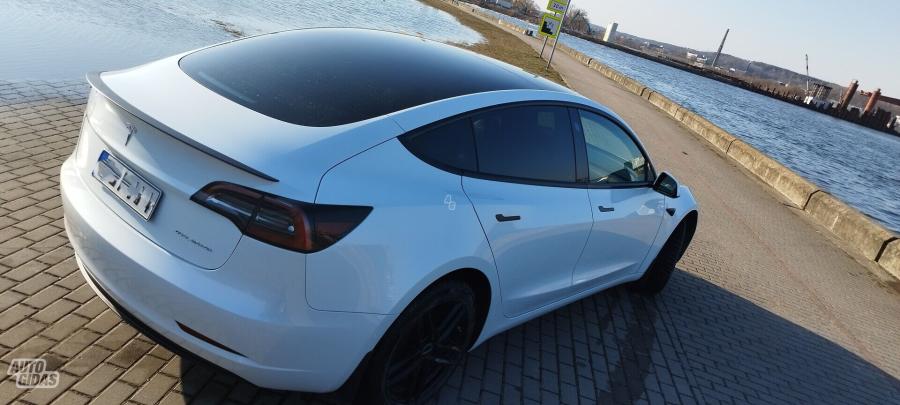 Balts Tesla Model 3 2021 Kauņa, ar dzinēja tilpumu 0.00 L un nobraukumu 106 tūkst. km par 20990 €, foto 3 vietnē AUTOMOTO.COM.LV