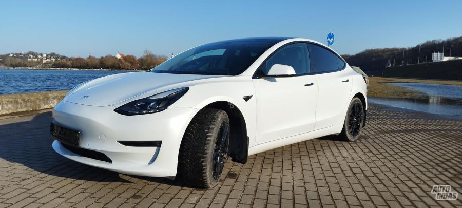 White Tesla Model 3 2021 in Kaunas, with an engine capacity of 0.00 L and mileage of 106 thousand km for 21000 €, photo 4 on AUTOMOTO.COM.LV