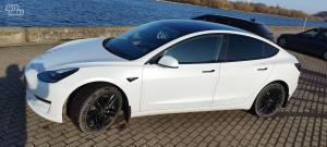 White Tesla Model 3 2021 in Kaunas, with an engine capacity of 0.00 L and mileage of 106 thousand km for 21000 €, photo 5 on AUTOMOTO.COM.LV