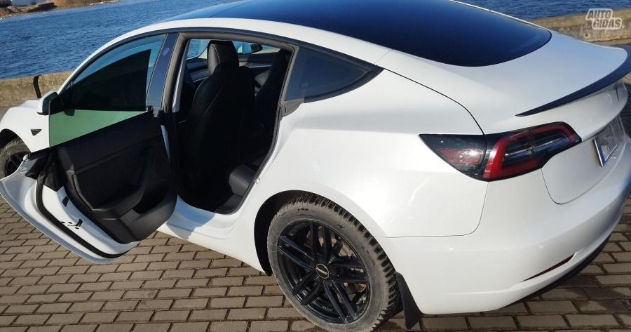 White Tesla Model 3 2021 in Kaunas, with an engine capacity of 0.00 L and mileage of 106 thousand km for 21000 €, photo 11 on AUTOMOTO.COM.LV