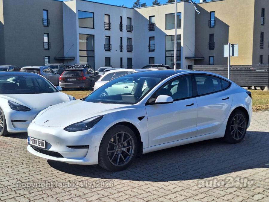 White Tesla Model 3 2021 in Tallinn, with an engine capacity of 0.00 L and mileage of 92 thousand km for 25000 €, photo 1 on AUTOMOTO.COM.LV