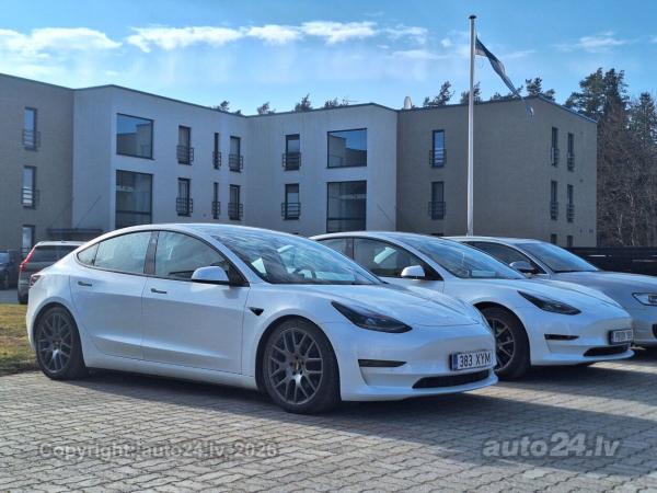 Balts Tesla Model 3 2021 Tallina, ar dzinēja tilpumu 0.00 L un nobraukumu 117 tūkst. km par 25000 €, foto 2 vietnē AUTOMOTO.COM.LV