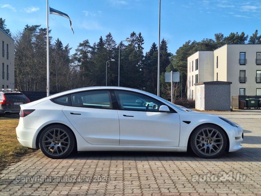 Balts Tesla Model 3 2021 Tallina, ar dzinēja tilpumu 0.00 L un nobraukumu 117 tūkst. km par 25000 €, foto 4 vietnē AUTOMOTO.COM.LV