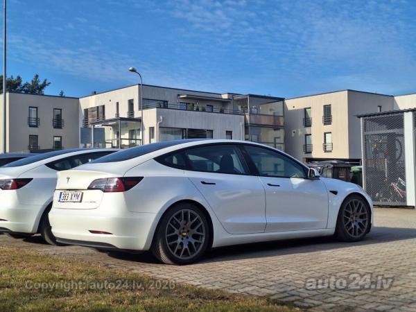 Balts Tesla Model 3 2021 Tallina, ar dzinēja tilpumu 0.00 L un nobraukumu 117 tūkst. km par 25000 €, foto 4 vietnē AUTOMOTO.COM.LV
