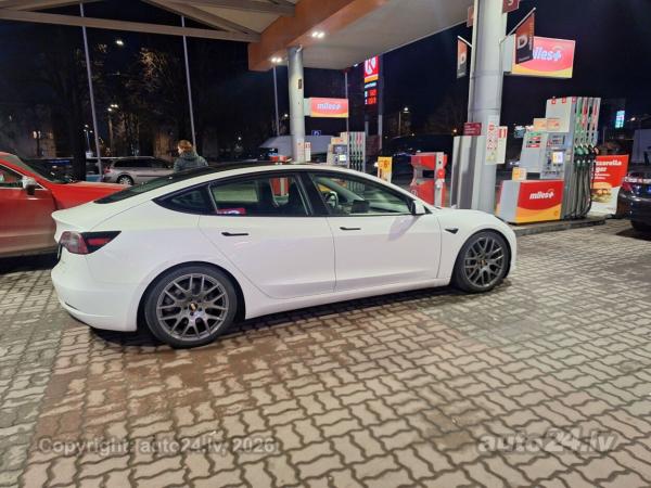 Balts Tesla Model 3 2021 Tallina, ar dzinēja tilpumu 0.00 L un nobraukumu 117 tūkst. km par 25000 €, foto 5 vietnē AUTOMOTO.COM.LV