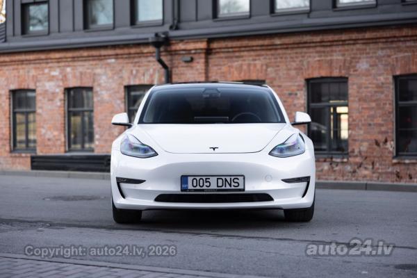 Balts Tesla Model 3 2021 Tallina, ar dzinēja tilpumu 0.00 L un nobraukumu 71 tūkst. km par 31550 €, foto 1 vietnē AUTOMOTO.COM.LV