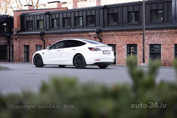 Balts Tesla Model 3 2021 Tallina, ar dzinēja tilpumu 0.00 L un nobraukumu 71 tūkst. km par 31550 €, foto 5 vietnē AUTOMOTO.COM.LV