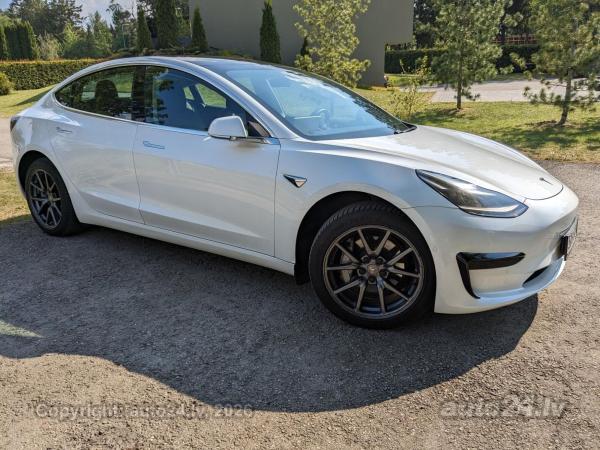 Balts Tesla Model 3 2021 Tallina, ar dzinēja tilpumu 0.00 L un nobraukumu 93 tūkst. km par 20500 €, foto 1 vietnē AUTOMOTO.COM.LV