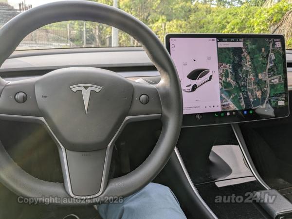 Balts Tesla Model 3 2021 Tallina, ar dzinēja tilpumu 0.00 L un nobraukumu 93 tūkst. km par 20500 €, foto 4 vietnē AUTOMOTO.COM.LV