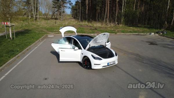 Белый Тесла Модель 3 2021 в Таллин, объемом двигателя 0.00 л и пробегом 102 тыс. км за 27500 €, фото 2 на AUTOMOTO.COM.LV