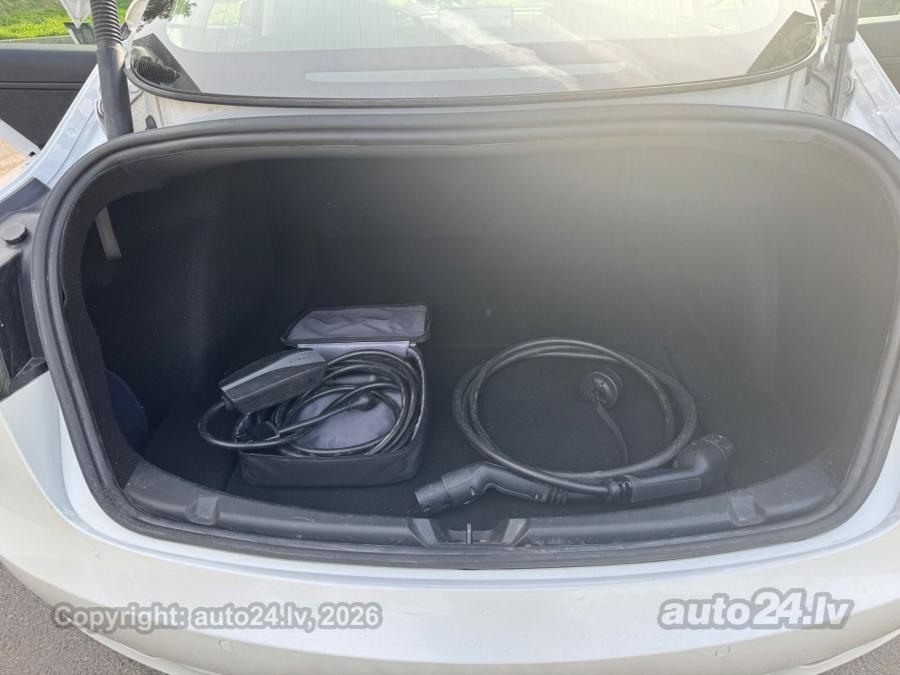White Tesla Model 3 2021 in Tallinn, with an engine capacity of 0.00 L and mileage of 102 thousand km for 27500 €, photo 6 on AUTOMOTO.COM.LV