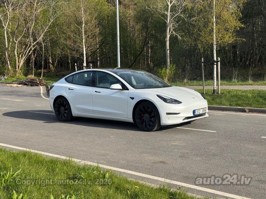 White Tesla Model 3 2021 in Tallinn, with an engine capacity of 0.00 L and mileage of 102 thousand km for 27500 €, photo 16 on AUTOMOTO.COM.LV