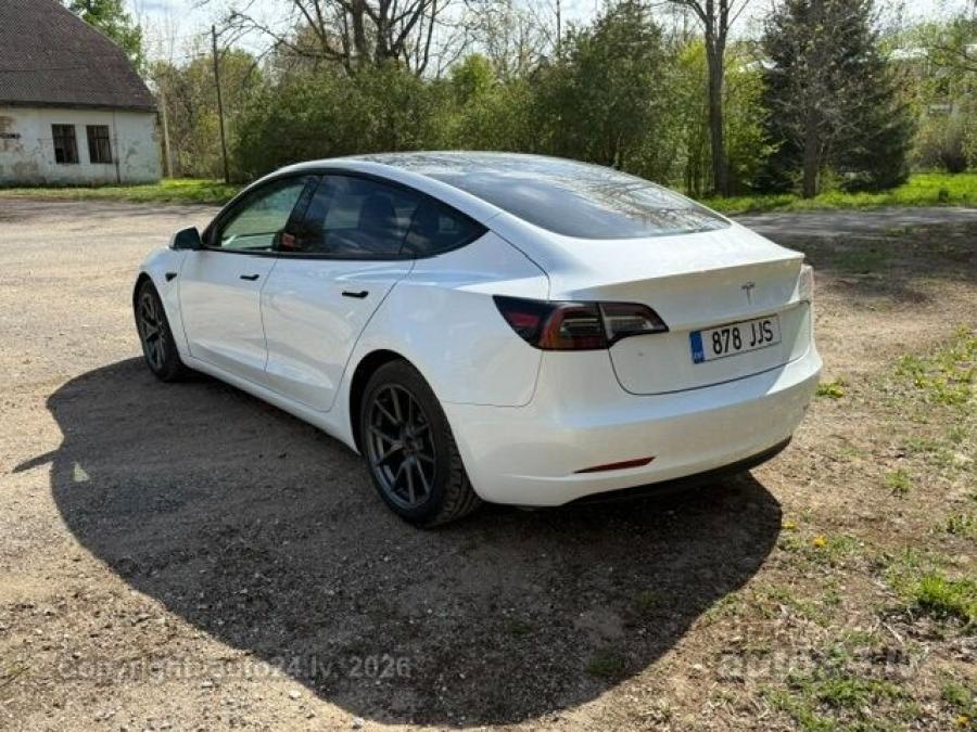 White Tesla Model 3 2021 in Tallinn, with an engine capacity of 0.00 L and mileage of 93 thousand km for 18000 €, photo 5 on AUTOMOTO.COM.LV