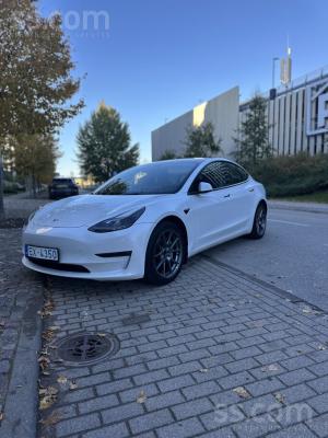 Balts Tesla Model 3 2021 Rīga, ar dzinēja tilpumu 0.00 L un nobraukumu 131 tūkst. km par 24000 €, foto  vietnē AUTOMOTO.COM.LV