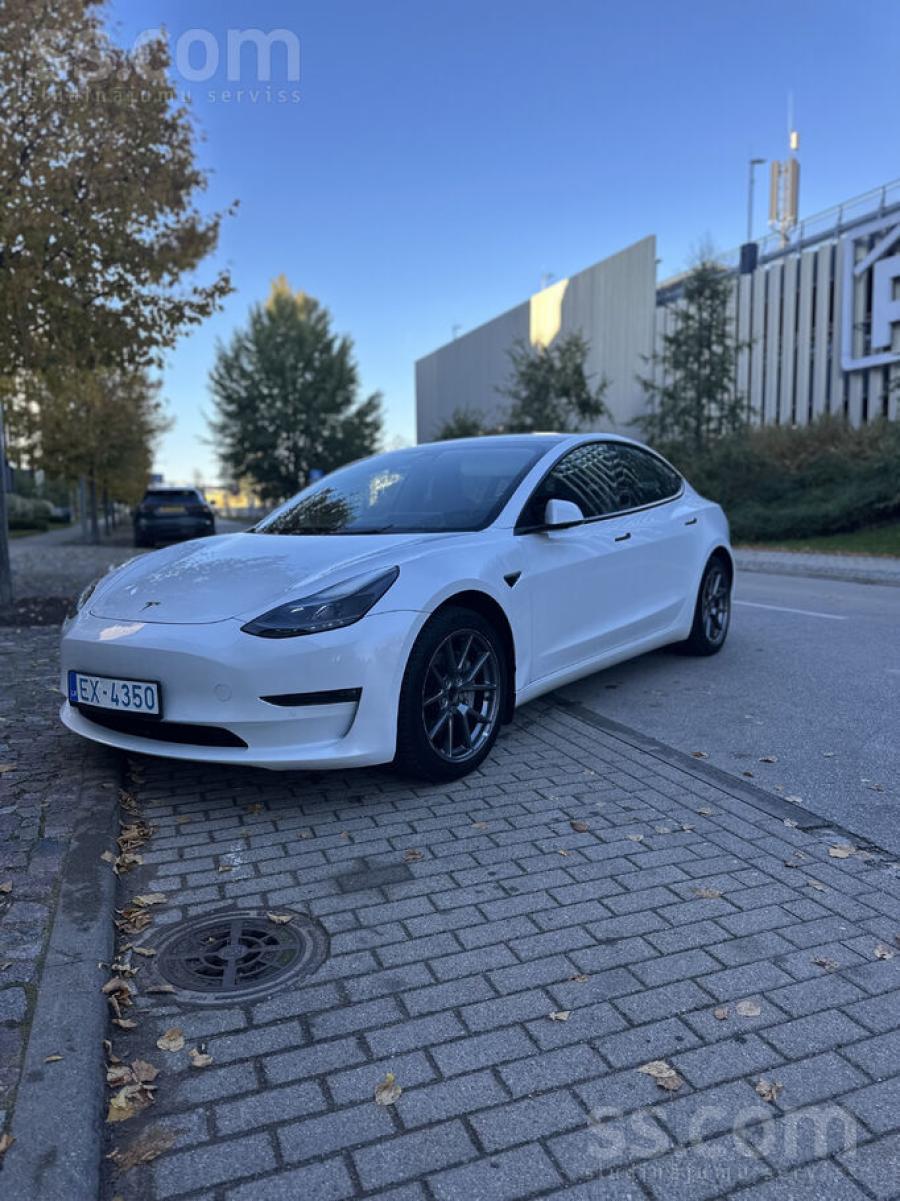Balts Tesla Model 3 2021 Rīga, ar dzinēja tilpumu 0.00 L un nobraukumu 131 tūkst. km par 24000 €, foto 1 vietnē AUTOMOTO.COM.LV