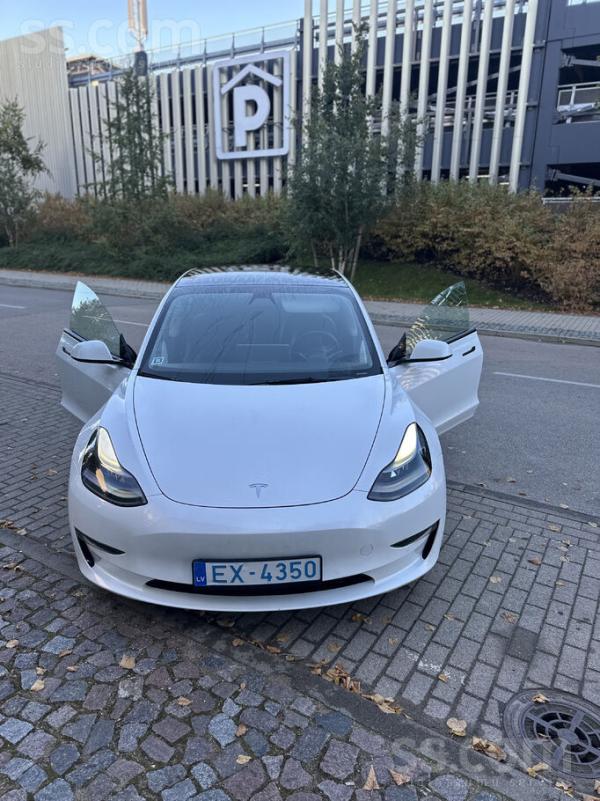 White Tesla Model 3 2021 in Riga, with an engine capacity of 0.00 L and mileage of 131 thousand km for 24000 €, photo 10 on AUTOMOTO.COM.LV