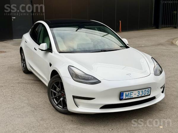 Balts Tesla Model 3 2021 Cēsis, ar dzinēja tilpumu 0.00 L un nobraukumu 129 tūkst. km par 26900 €, foto 1 vietnē AUTOMOTO.COM.LV