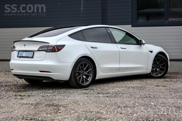 Balts Tesla Model 3 2021 Cēsis, ar dzinēja tilpumu 0.00 L un nobraukumu 129 tūkst. km par 26900 €, foto 10 vietnē AUTOMOTO.COM.LV