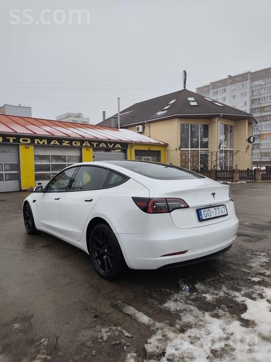 White Tesla Model 3 2021 in Riga, with an engine capacity of 0.00 L and mileage of 93 thousand km for 25399 €, photo 3 on AUTOMOTO.COM.LV
