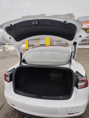 White Tesla Model 3 2021 in Riga, with an engine capacity of 0.00 L and mileage of 93 thousand km for 25399 €, photo 4 on AUTOMOTO.COM.LV