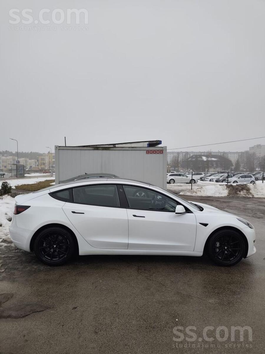 White Tesla Model 3 2021 in Riga, with an engine capacity of 0.00 L and mileage of 93 thousand km for 25399 €, photo 6 on AUTOMOTO.COM.LV
