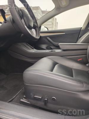 White Tesla Model 3 2021 in Riga, with an engine capacity of 0.00 L and mileage of 93 thousand km for 25399 €, photo 8 on AUTOMOTO.COM.LV
