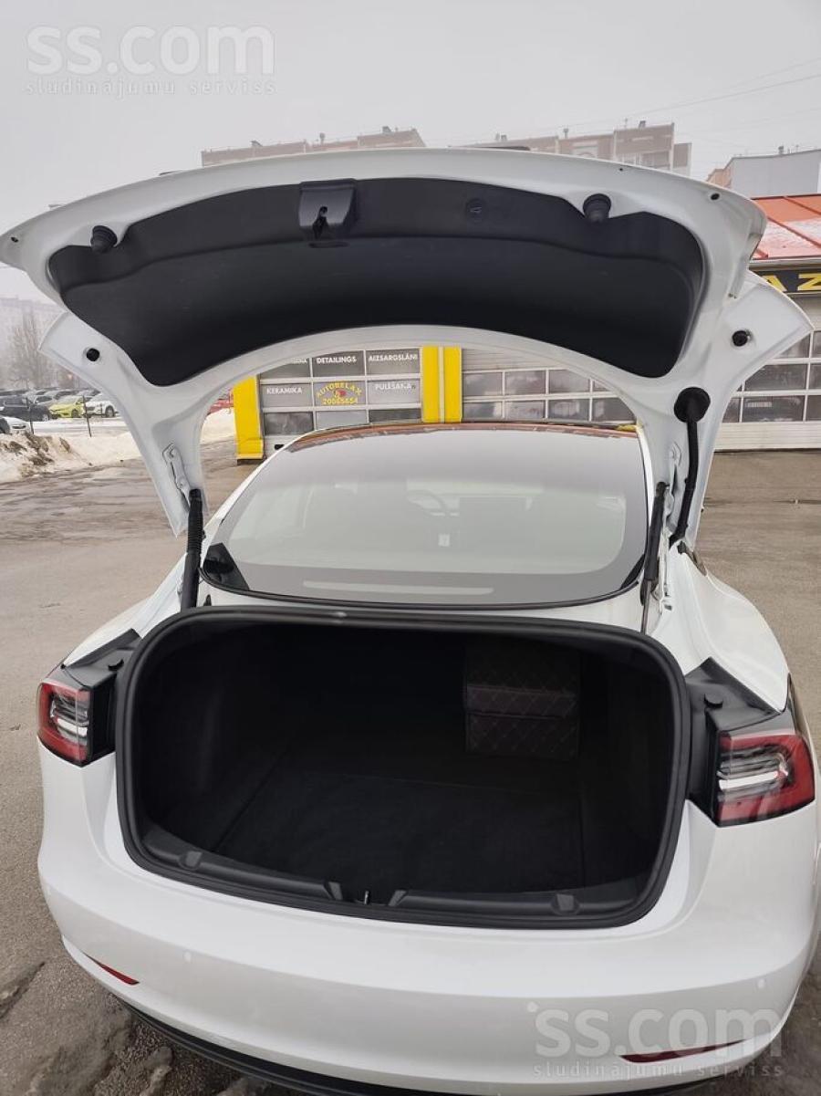 White Tesla Model 3 2021 in Riga, with an engine capacity of 0.00 L and mileage of 93 thousand km for 25399 €, photo 10 on AUTOMOTO.COM.LV