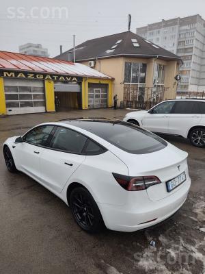 White Tesla Model 3 2021 in Riga, with an engine capacity of 0.00 L and mileage of 93 thousand km for 25399 €, photo 12 on AUTOMOTO.COM.LV