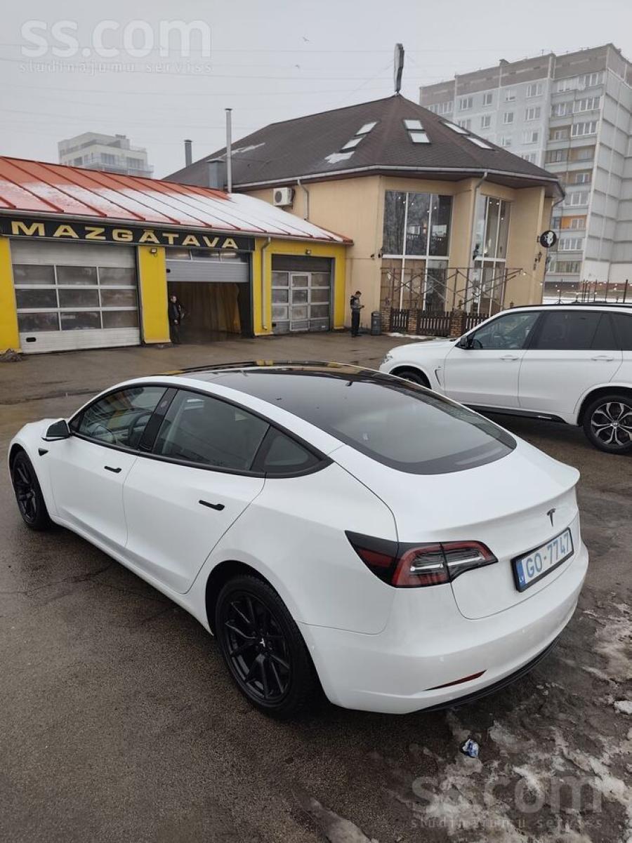 White Tesla Model 3 2021 in Riga, with an engine capacity of 0.00 L and mileage of 93 thousand km for 25399 €, photo 12 on AUTOMOTO.COM.LV