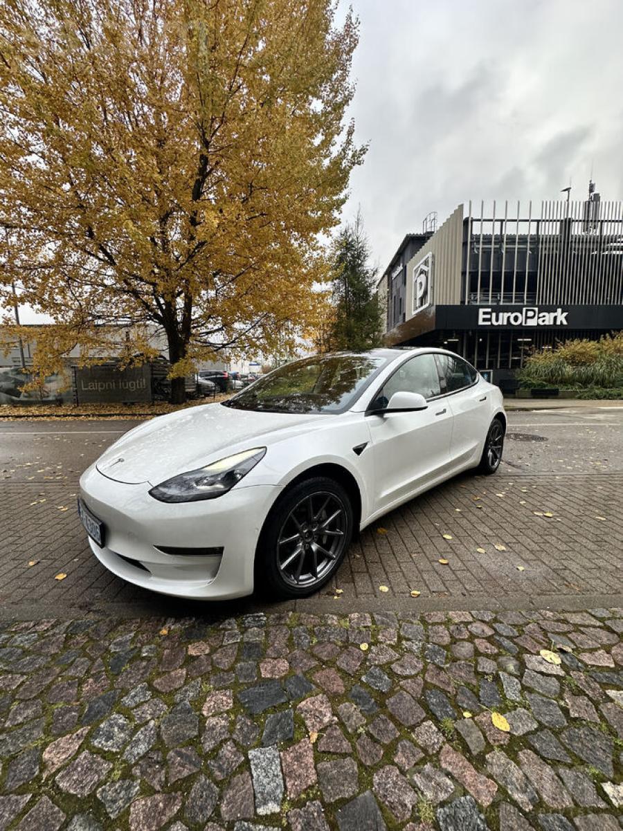 White Tesla Model 3 2021 in Riga, with an engine capacity of 0.00 L and mileage of 129 thousand km for 24000 €, photo 1 on AUTOMOTO.COM.LV