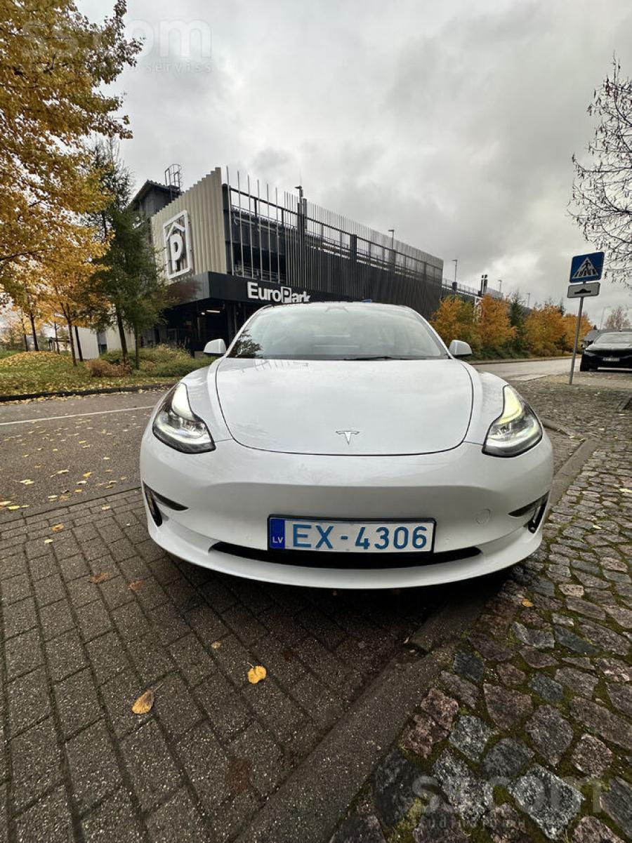 White Tesla Model 3 2021 in Riga, with an engine capacity of 0.00 L and mileage of 129 thousand km for 24000 €, photo 3 on AUTOMOTO.COM.LV