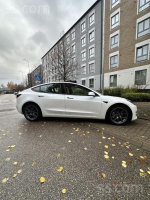White Tesla Model 3 2021 in Riga, with an engine capacity of 0.00 L and mileage of 129 thousand km for 24000 €, photo 5 on AUTOMOTO.COM.LV