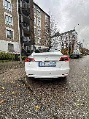 White Tesla Model 3 2021 in Riga, with an engine capacity of 0.00 L and mileage of 129 thousand km for 24000 €, photo 7 on AUTOMOTO.COM.LV