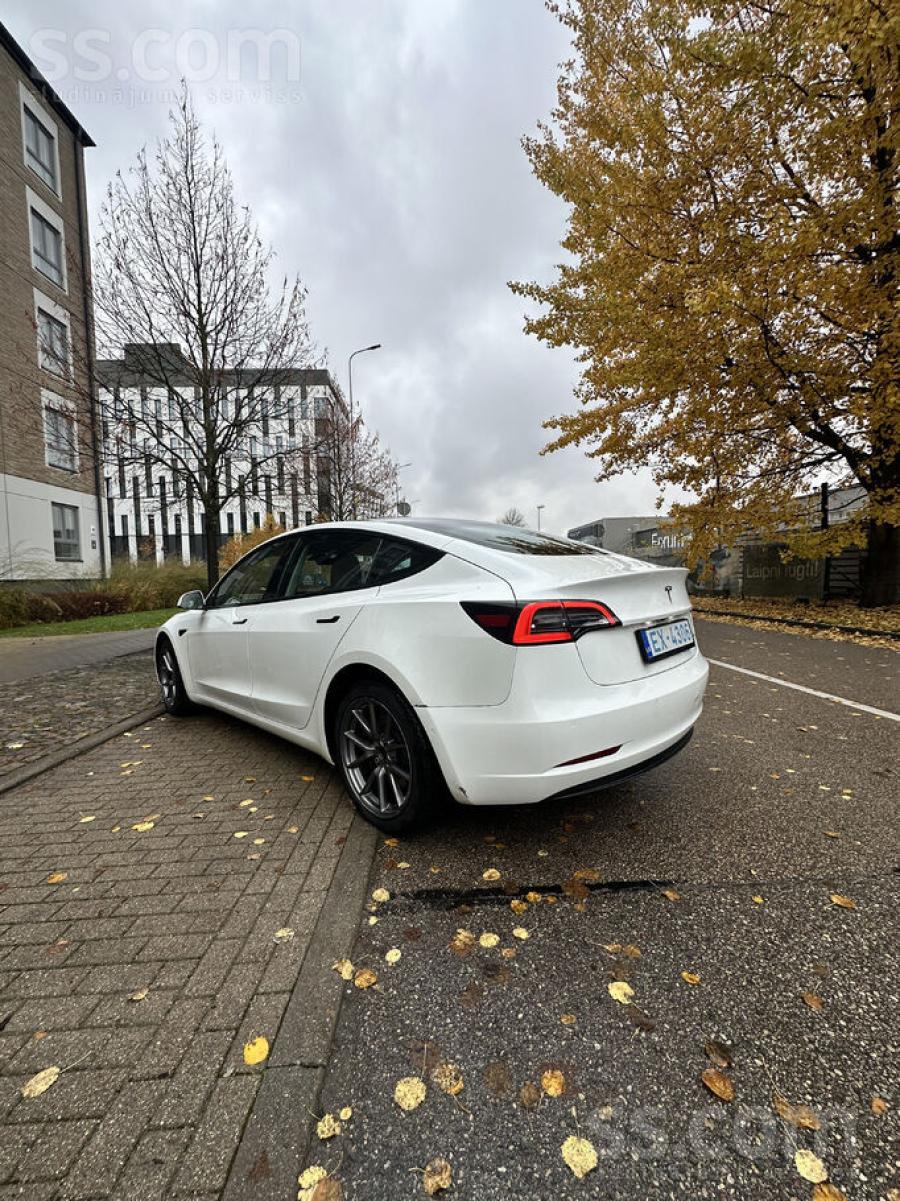White Tesla Model 3 2021 in Riga, with an engine capacity of 0.00 L and mileage of 129 thousand km for 24000 €, photo 8 on AUTOMOTO.COM.LV