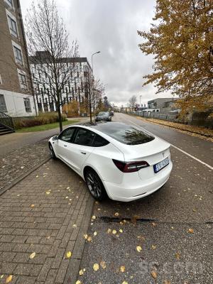 White Tesla Model 3 2021 in Riga, with an engine capacity of 0.00 L and mileage of 129 thousand km for 24000 €, photo 13 on AUTOMOTO.COM.LV