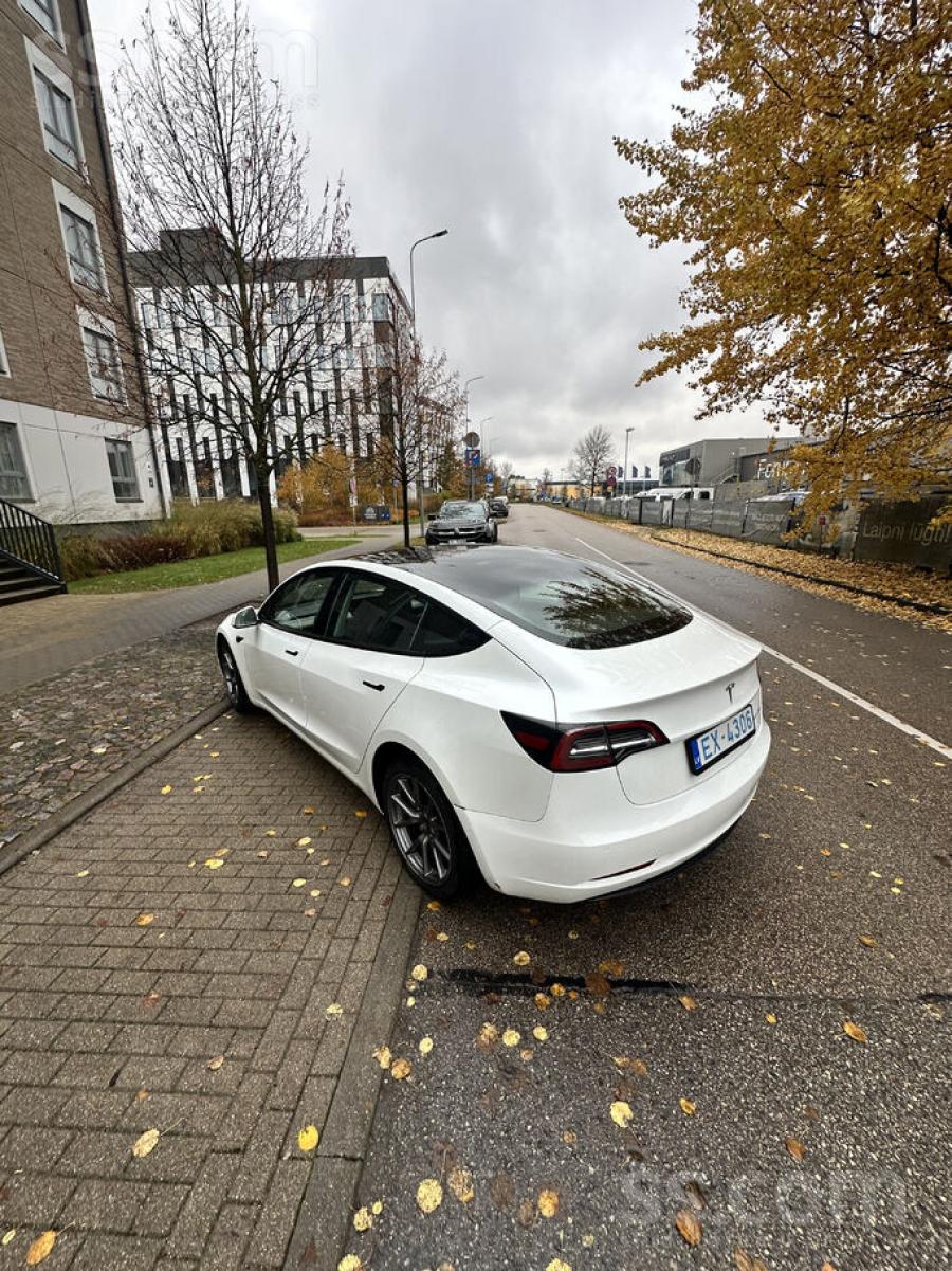 White Tesla Model 3 2021 in Riga, with an engine capacity of 0.00 L and mileage of 129 thousand km for 24000 €, photo 13 on AUTOMOTO.COM.LV