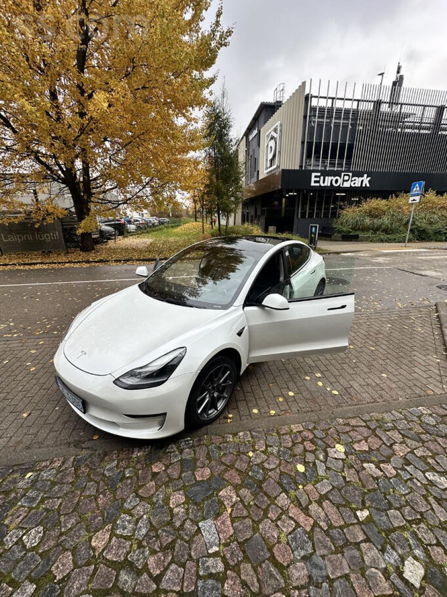 White Tesla Model 3 2021 in Riga, with an engine capacity of 0.00 L and mileage of 129 thousand km for 24000 €, photo 14 on AUTOMOTO.COM.LV