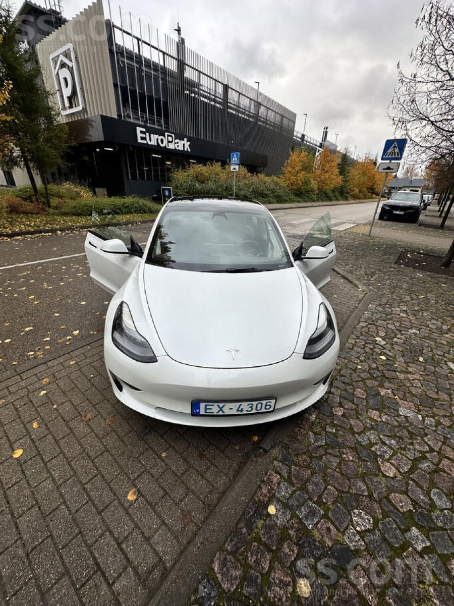 White Tesla Model 3 2021 in Riga, with an engine capacity of 0.00 L and mileage of 129 thousand km for 24000 €, photo 15 on AUTOMOTO.COM.LV