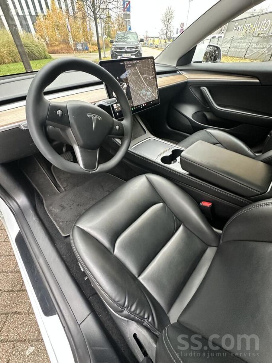 White Tesla Model 3 2021 in Riga, with an engine capacity of 0.00 L and mileage of 129 thousand km for 24000 €, photo 17 on AUTOMOTO.COM.LV