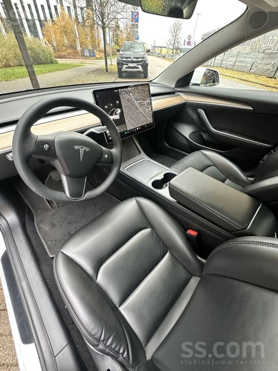 White Tesla Model 3 2021 in Riga, with an engine capacity of 0.00 L and mileage of 129 thousand km for 24000 €, photo 18 on AUTOMOTO.COM.LV