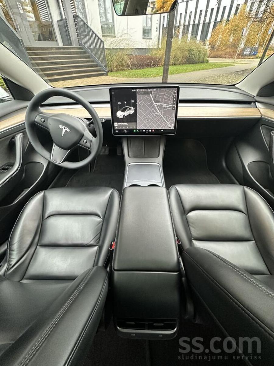 White Tesla Model 3 2021 in Riga, with an engine capacity of 0.00 L and mileage of 129 thousand km for 24000 €, photo 21 on AUTOMOTO.COM.LV