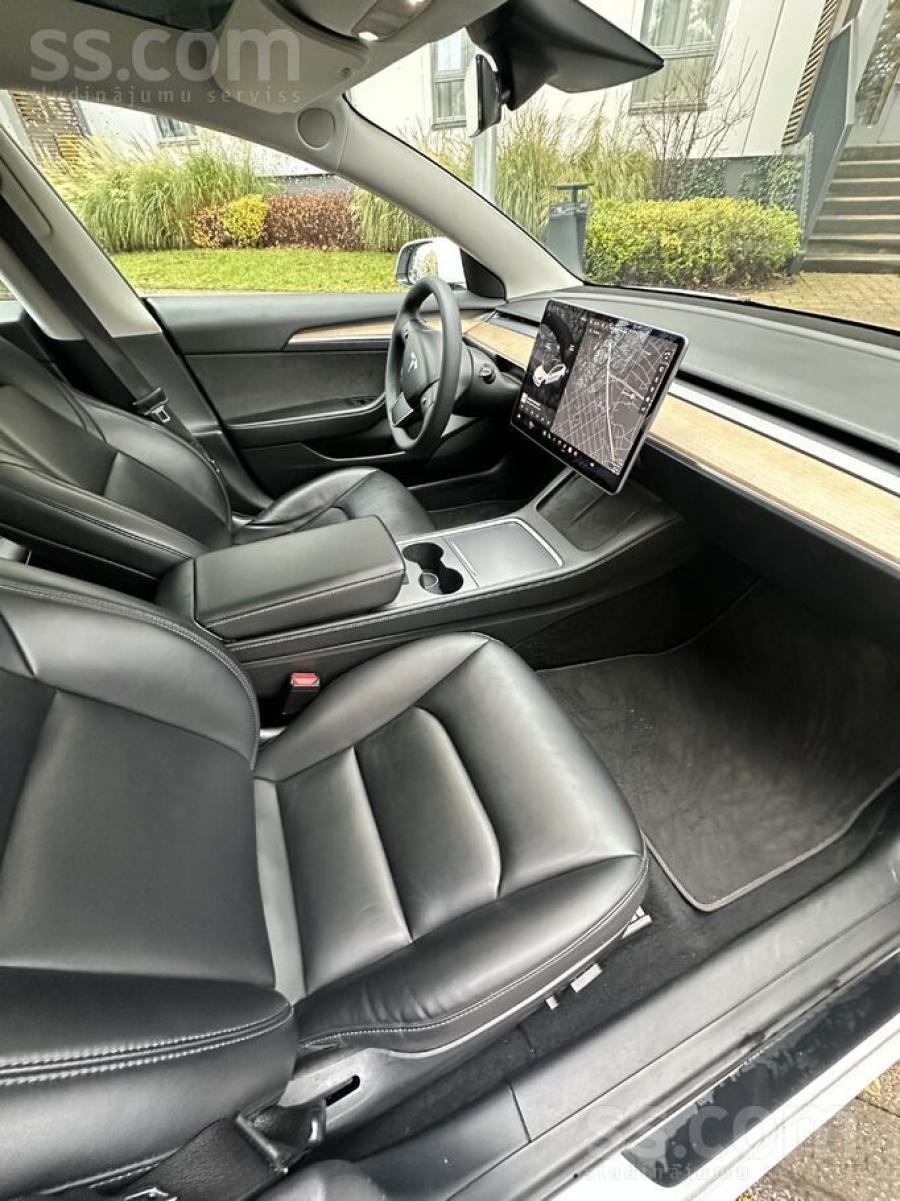 White Tesla Model 3 2021 in Riga, with an engine capacity of 0.00 L and mileage of 129 thousand km for 24000 €, photo 22 on AUTOMOTO.COM.LV